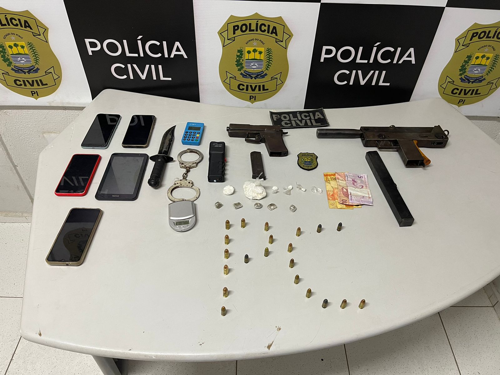 Membros De Facção Criminosa São Presos Com Submetralhadora Em Teresina